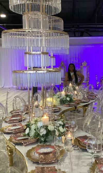 Ferris Wheel Shape Gold Stand with Crystal Strip.